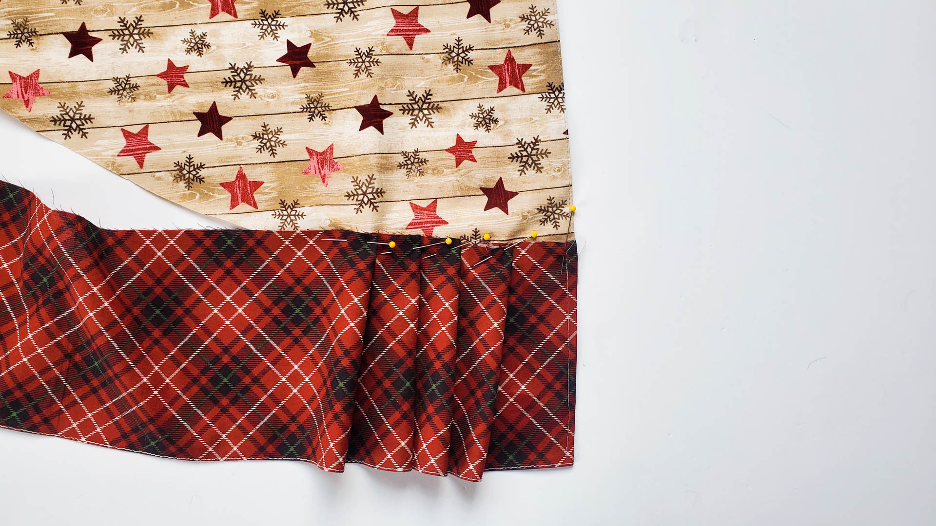 Country Christmas: Tree Skirt - Fabricland West